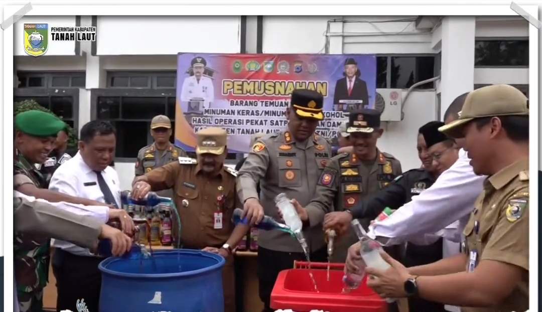 Ratusan Botol Miras Hasil Razia Gabungan Satpol PP dan Damkar Tala Dimusnahkan ...