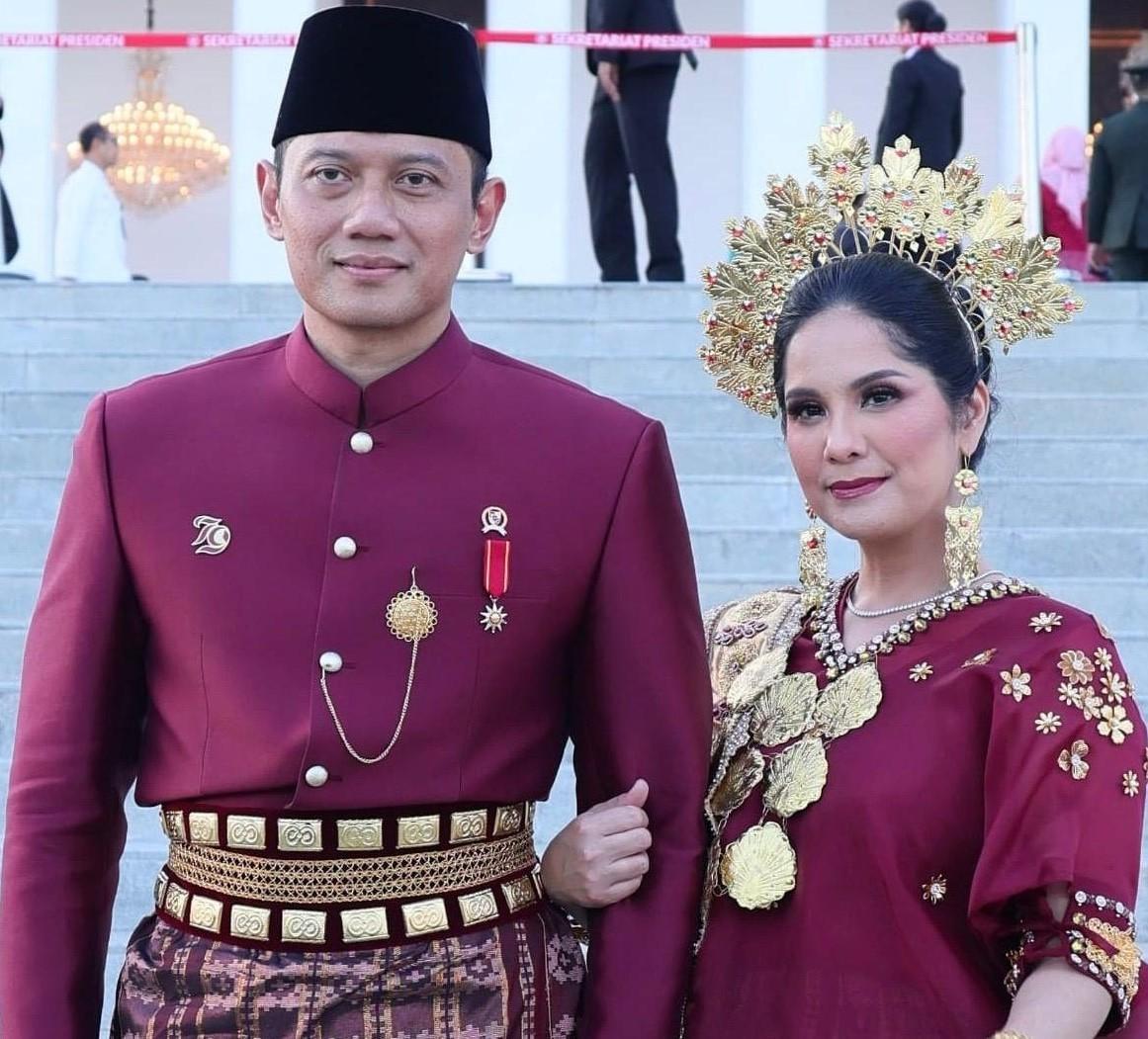 Hadir pada Upacara Penurunan Bendera Negara Sang Merah Putih, Menteri AHY Gunakan Baju Adat ...